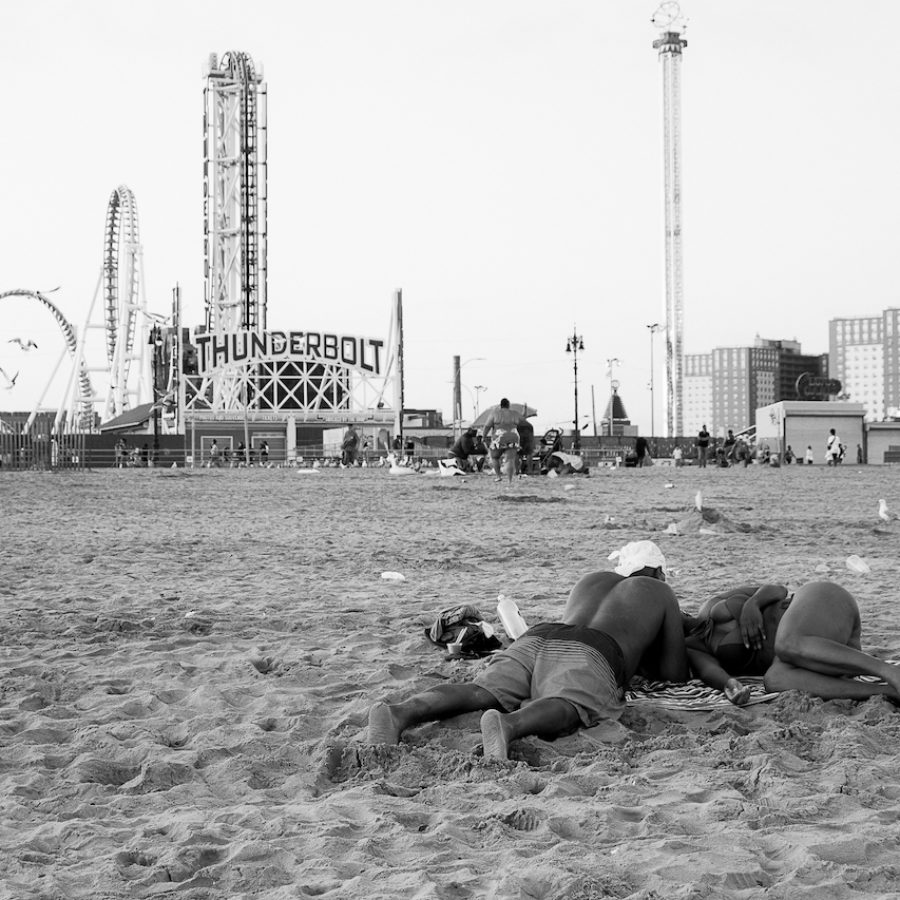Erica Reade photographs lovers on New York’s beaches - 1854 Photography